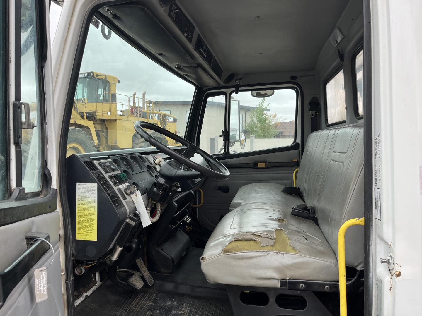 CAMION CON BROCA FREIGHTLINER FL80 - Venta de Maquinaria Wiebe
